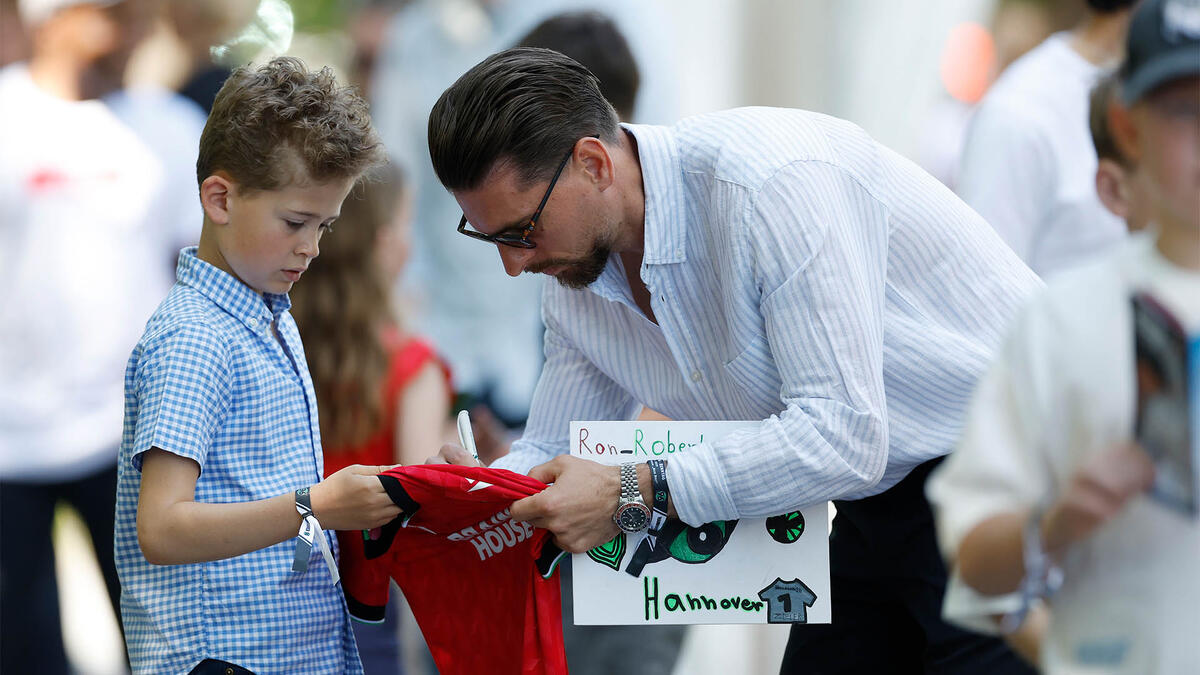 Hannover 96: Mit dem ganzen 96-Team: 20.500 Besucherinnen und Besucher ...