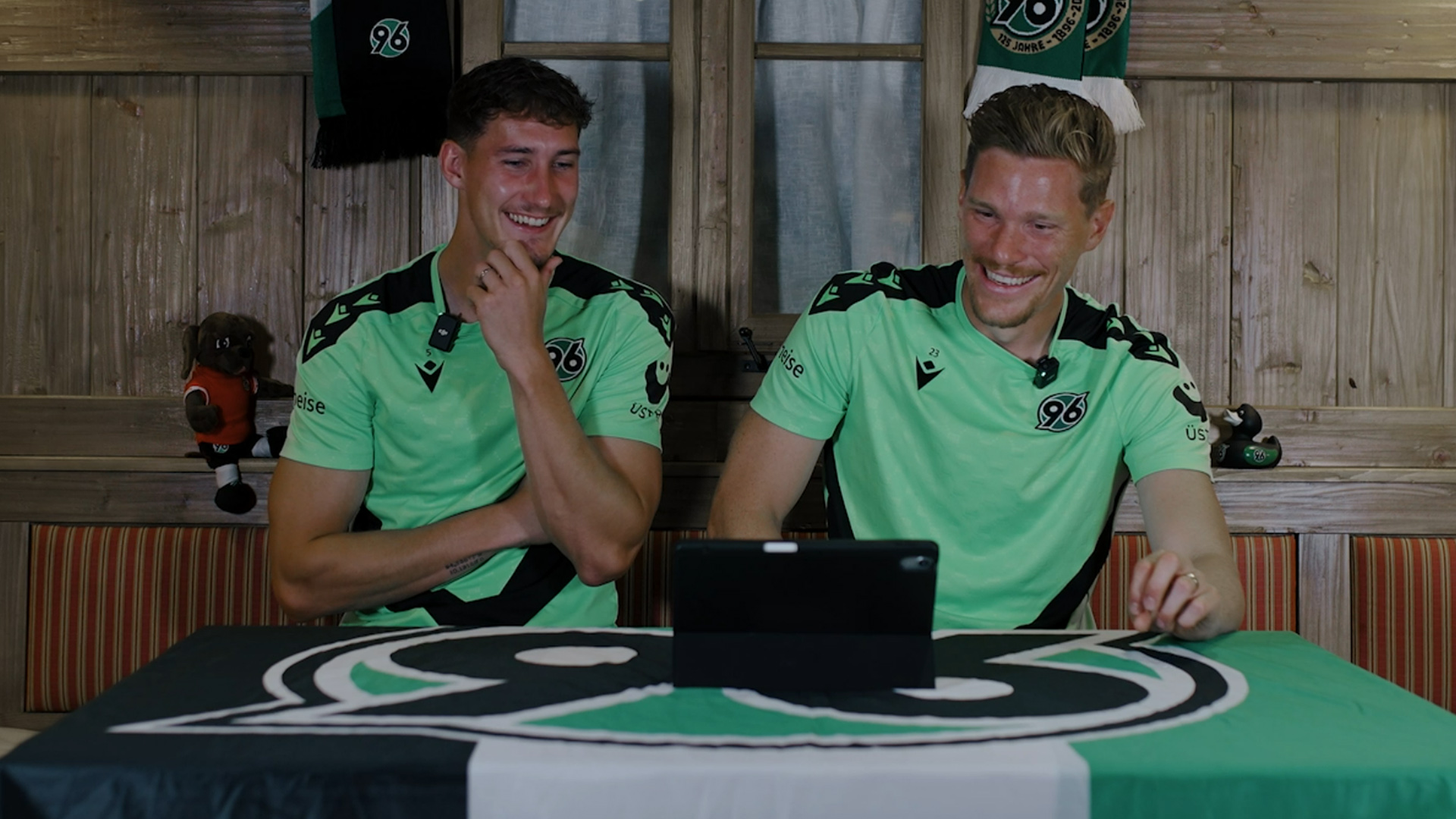 Hannover 96: Erkenne den Spieler: Phil Neumann und Marcel Halstenberg ...