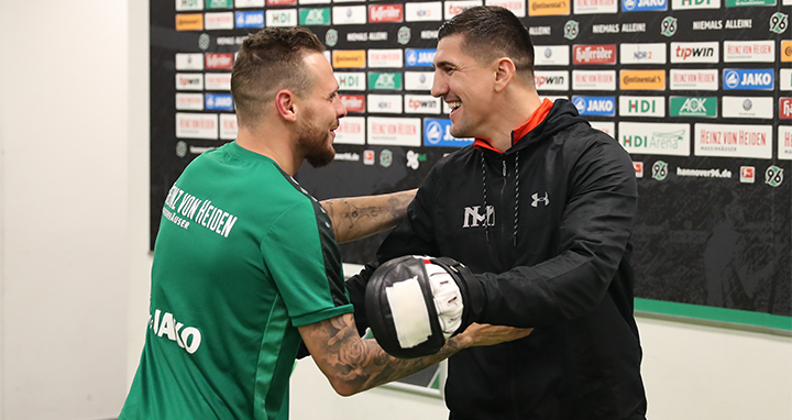 Hannover 96: Boxweltmeister Huck besucht 96-Profis